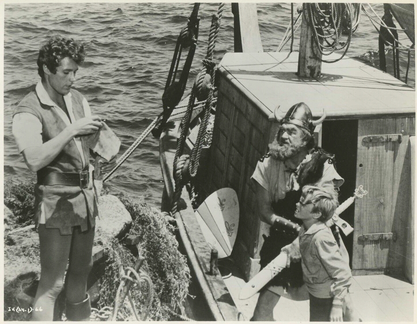 Kerwin Mathews, Barry Kelley, Roger Mobley