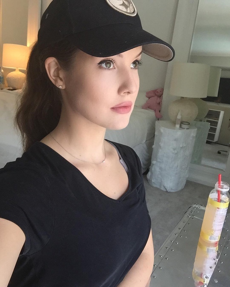 Picture of Amanda Cerny