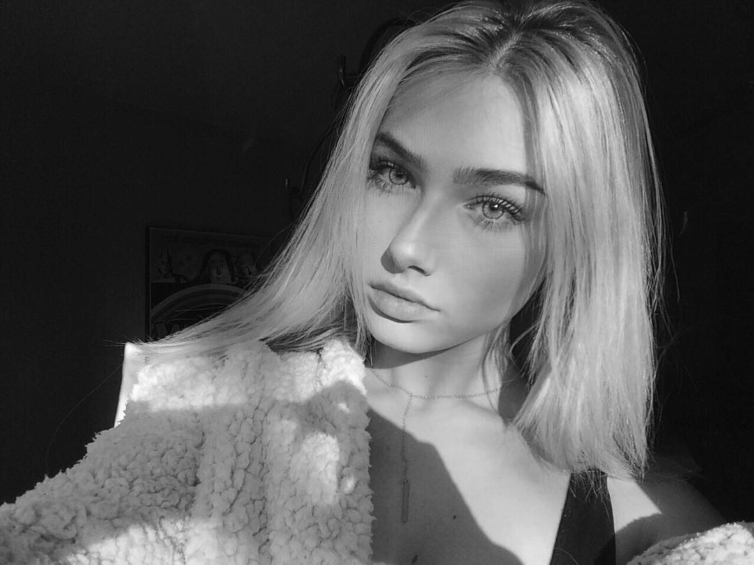 Molly O'Malia - Instagram