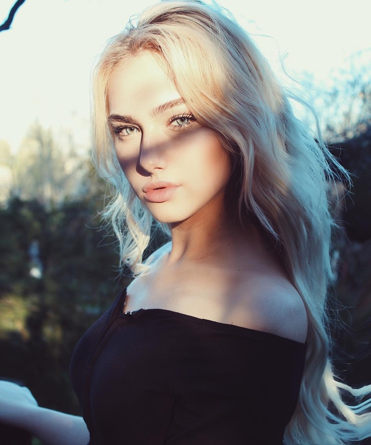 Molly O'Malia - Instagram