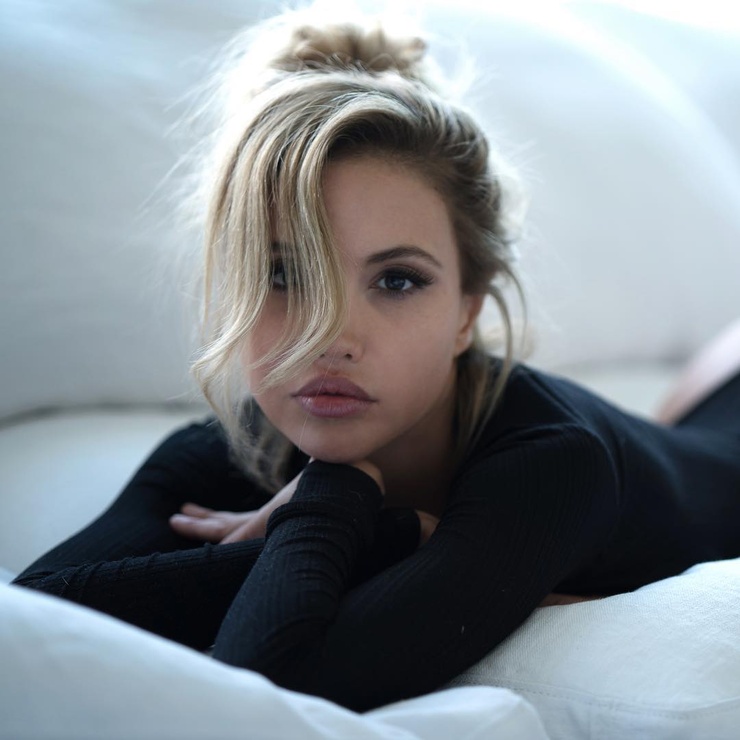 Picture of Elena Belle