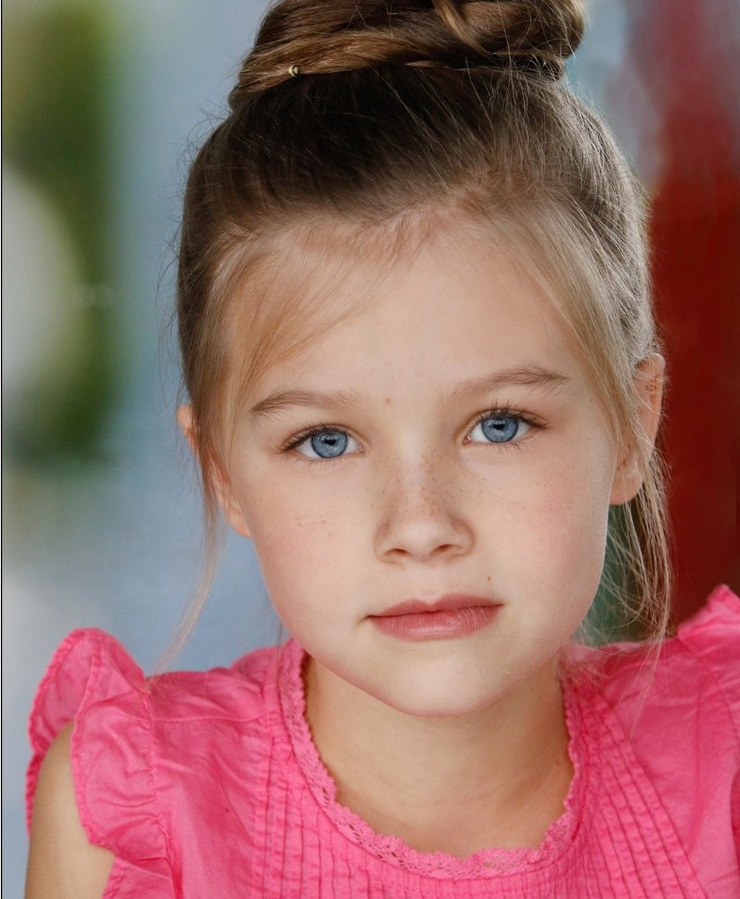 Image of Bella Lotz