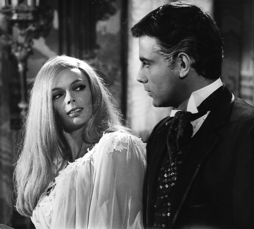 Barbara Steele in "Nightmare Castle" (1965)