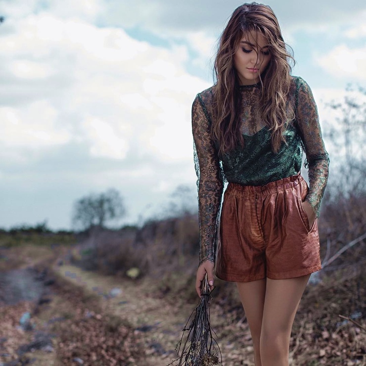 Hande Erçel picture