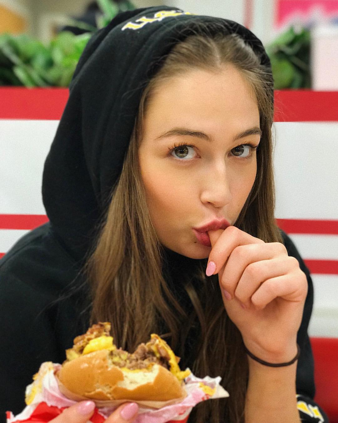 Photo of Elsie Hewitt
