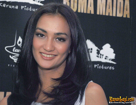 Atiqah Hasiholan image