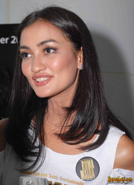 Picture of Atiqah Hasiholan