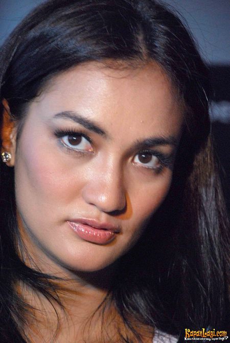 Picture of Atiqah Hasiholan