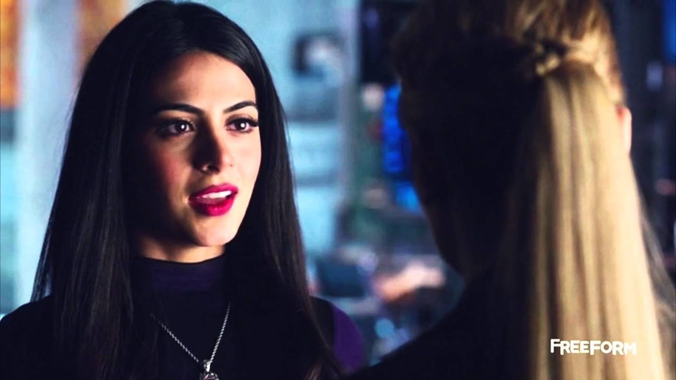 Image of Isabelle Lightwood (Emeraude Toubia)