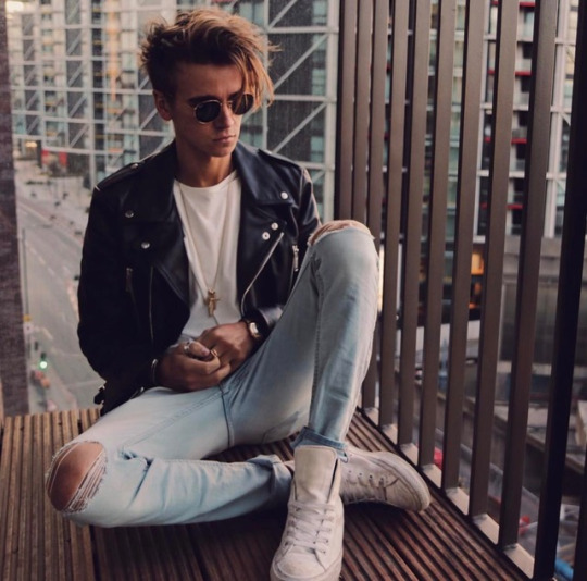 Joe Sugg image
