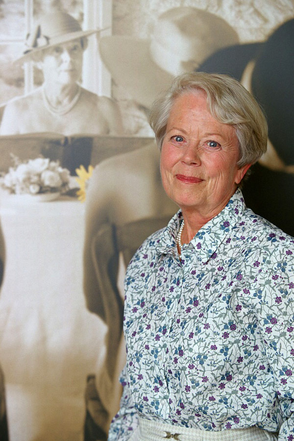 Annette Crosbie image