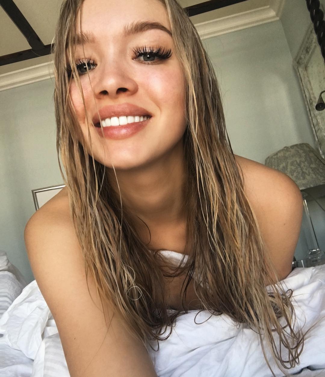 Roxy Horner Wows In A Plunging Silk Dress As She Shares Sultry Selfies Daily Mail Online