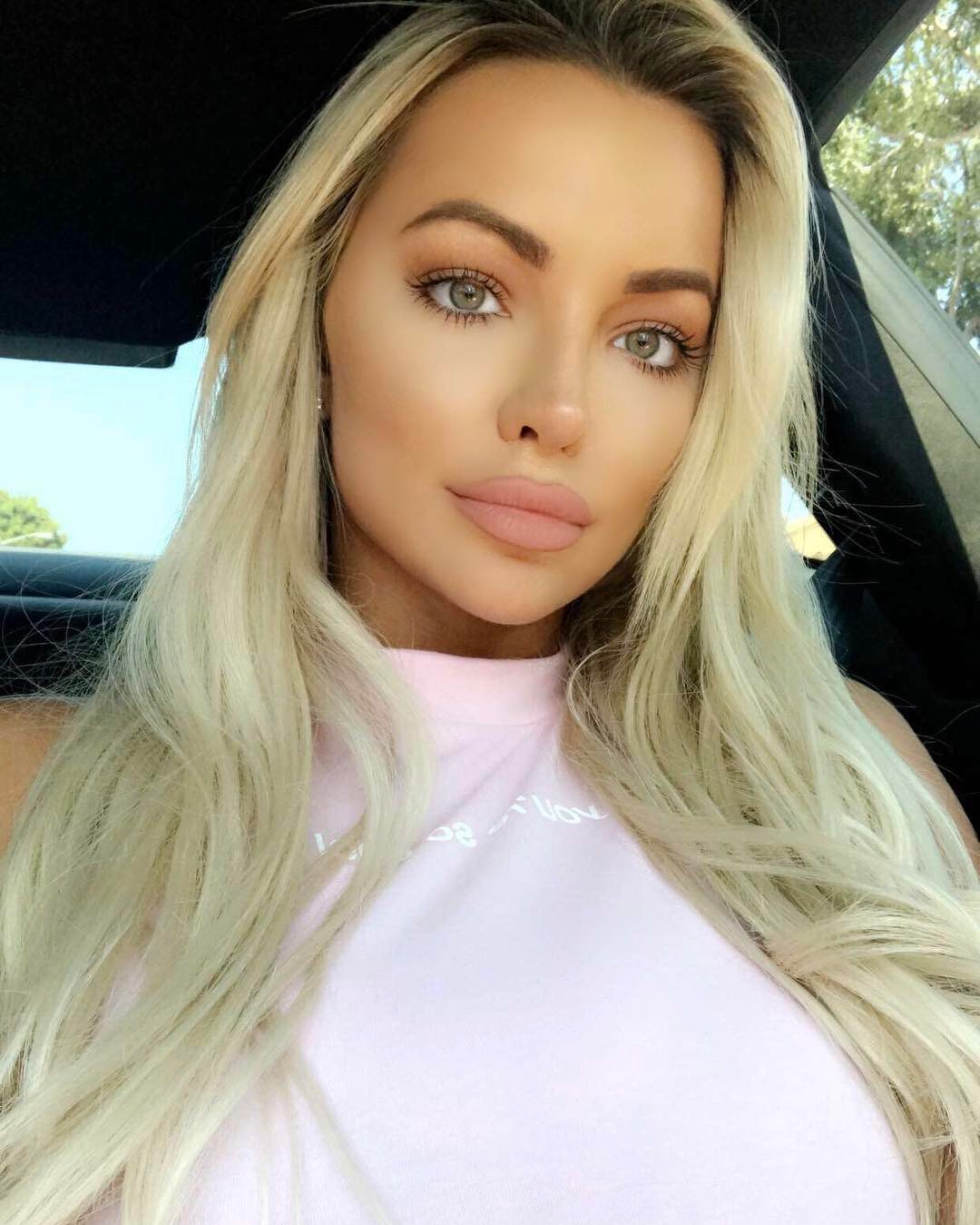 Picture of Lindsey Pelas