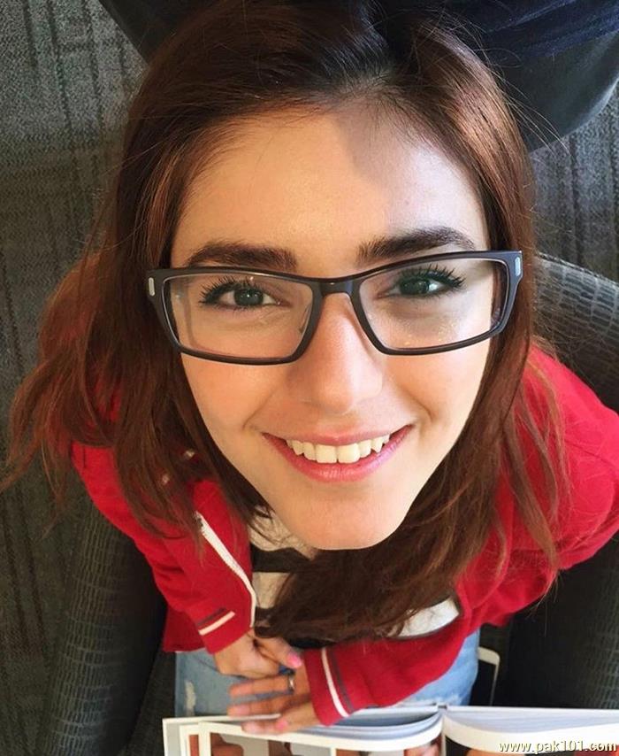 Picture of Momina Mustehsan