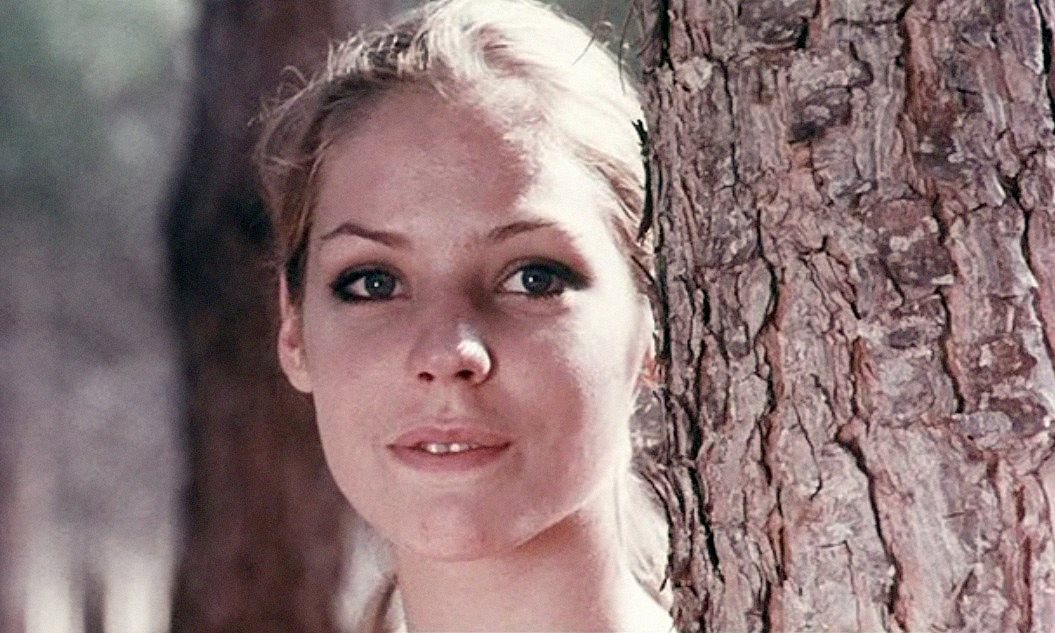 Carole André in "VIOLENTATA SULLA SABBIA" (1971)