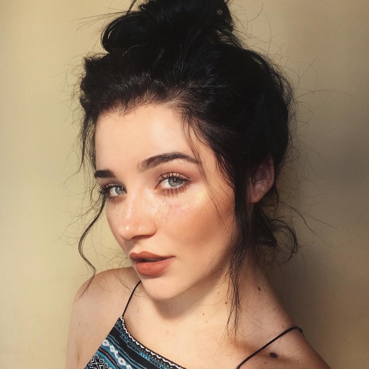 Mia Alves image
