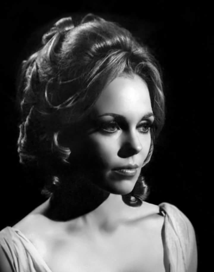 Picture of Lara Parker