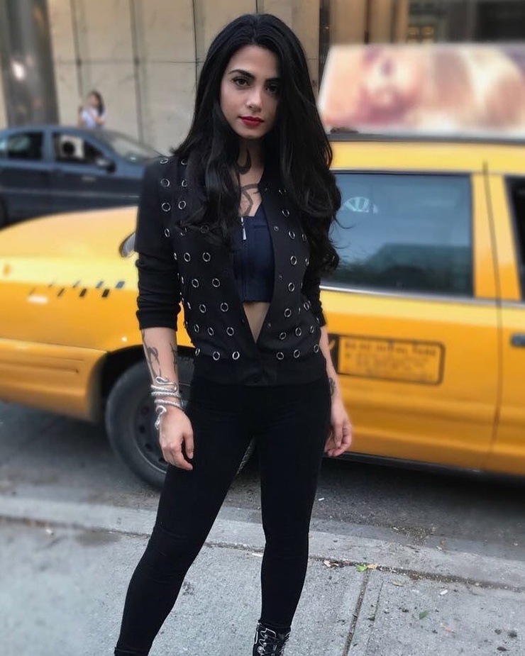 Picture of Isabelle Lightwood (Emeraude Toubia)