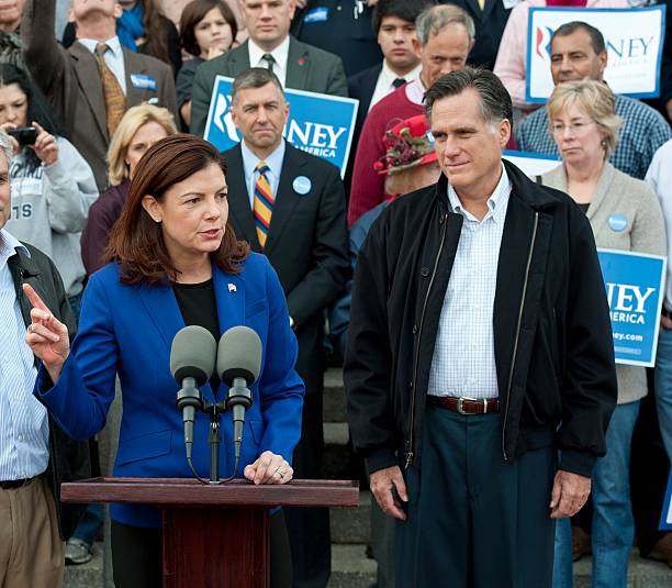 Kelly Ayotte, Mitt Romney