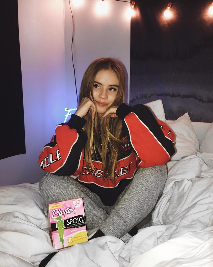 Picture of Lexee Smith