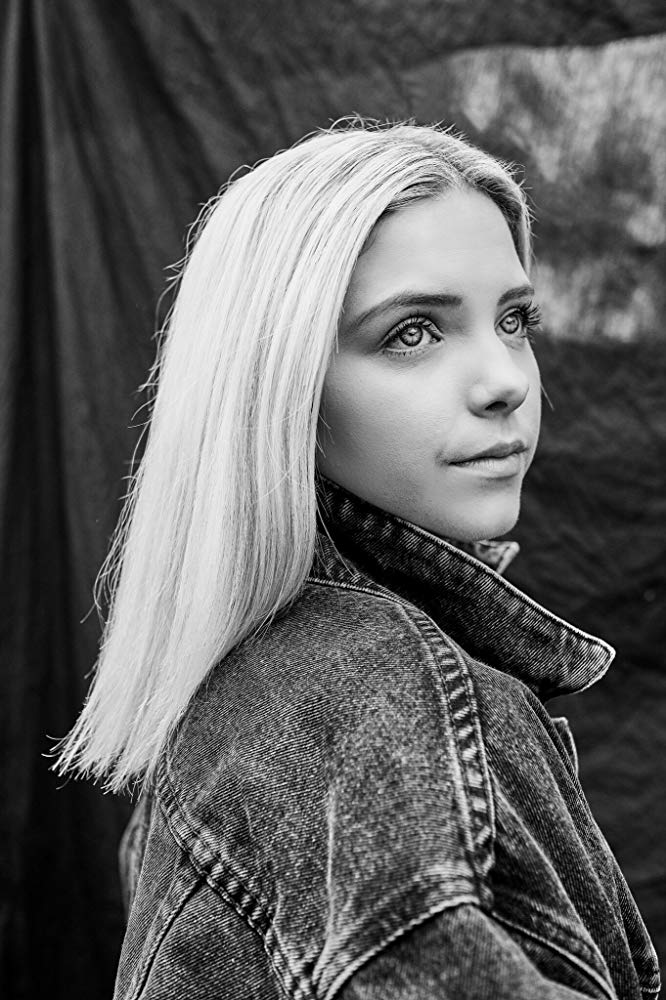 Picture of Chloe Csengery