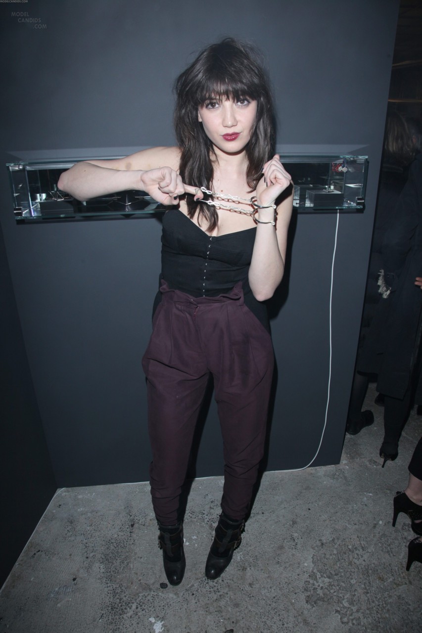 Daisy Lowe image