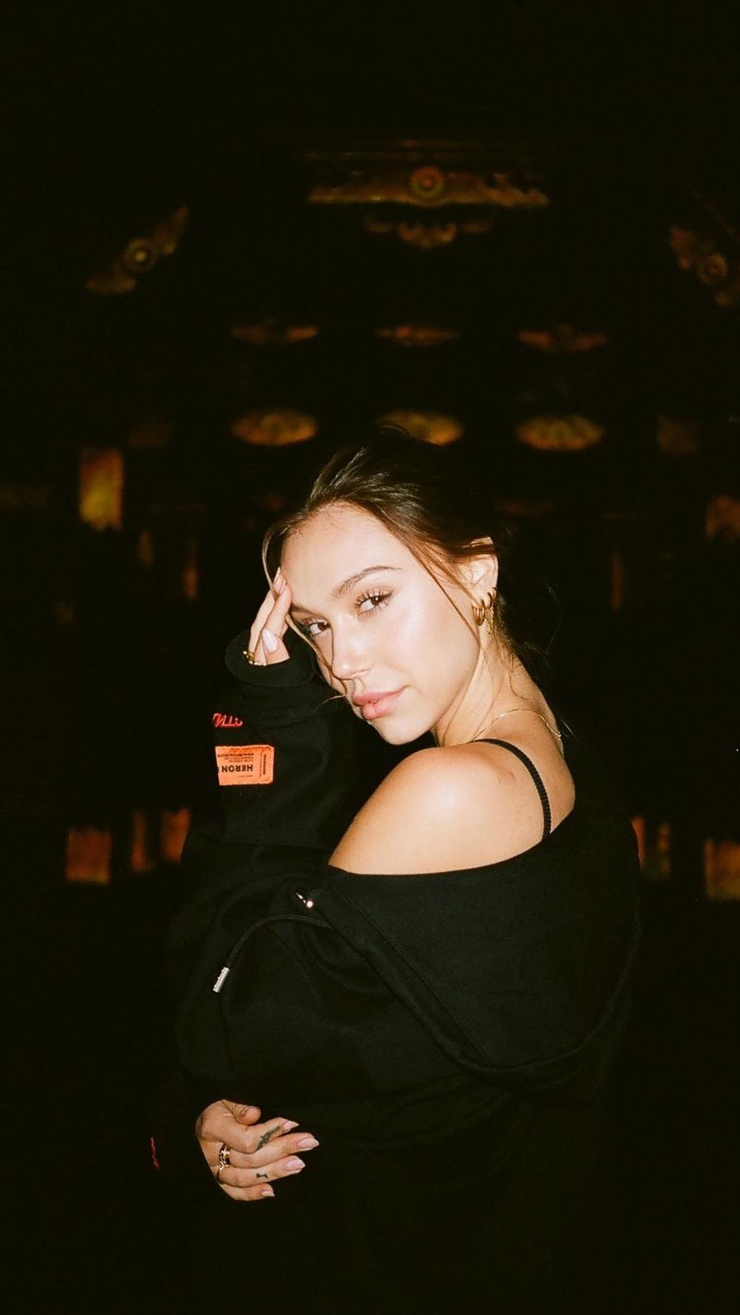 Picture of Alexis Ren