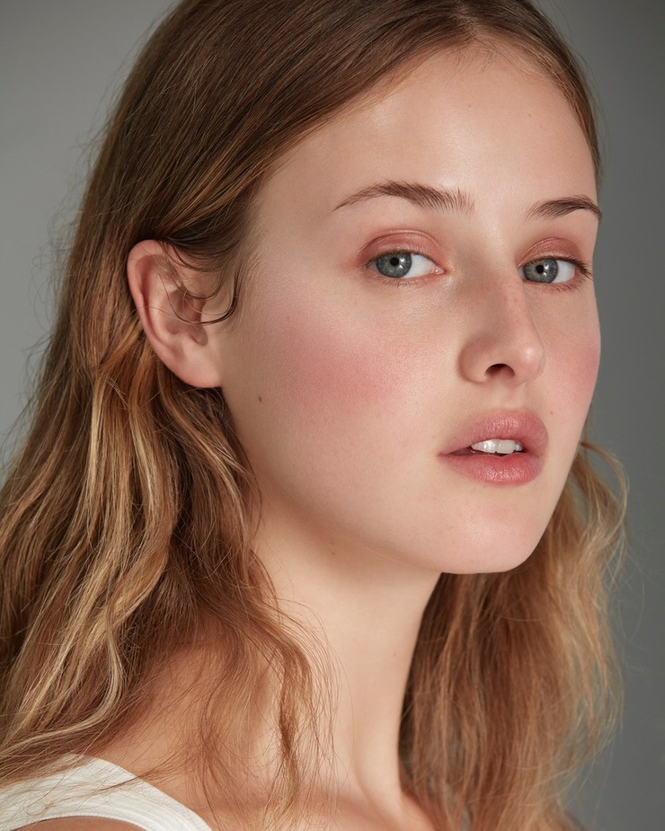 Anna Van Patten image