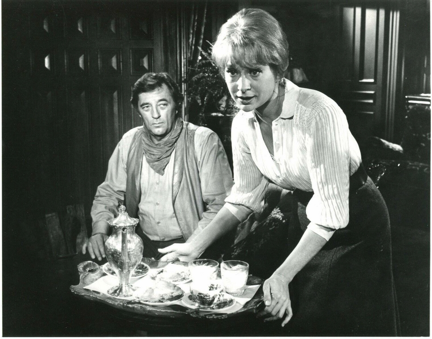 Robert Mitchum, Lois Nettleton