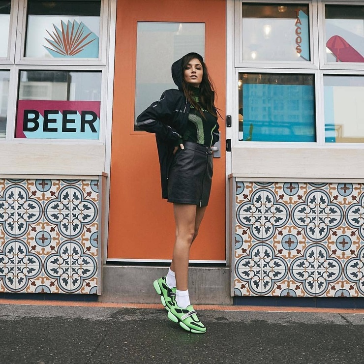 Hande Erçel picture