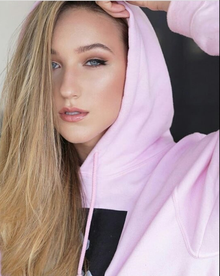 Picture of Ava Cota