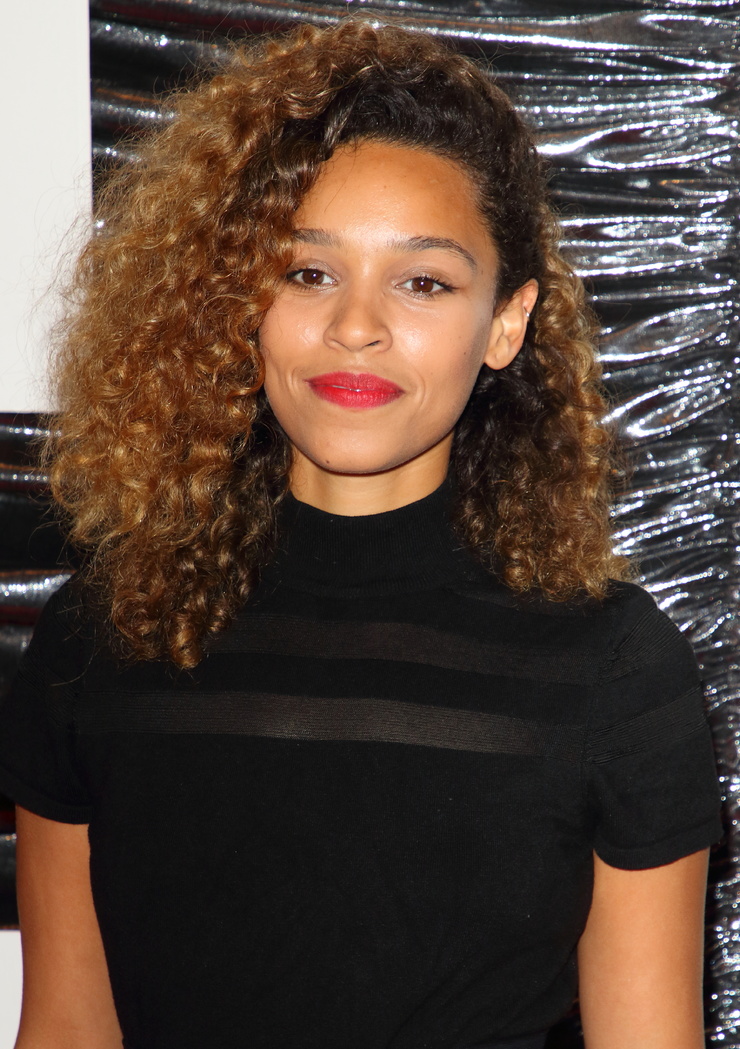 Picture of Izzy Bizu