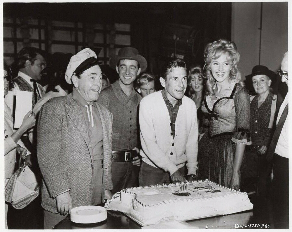 Moe Howard, Norman Maurer, Nancy Kovack