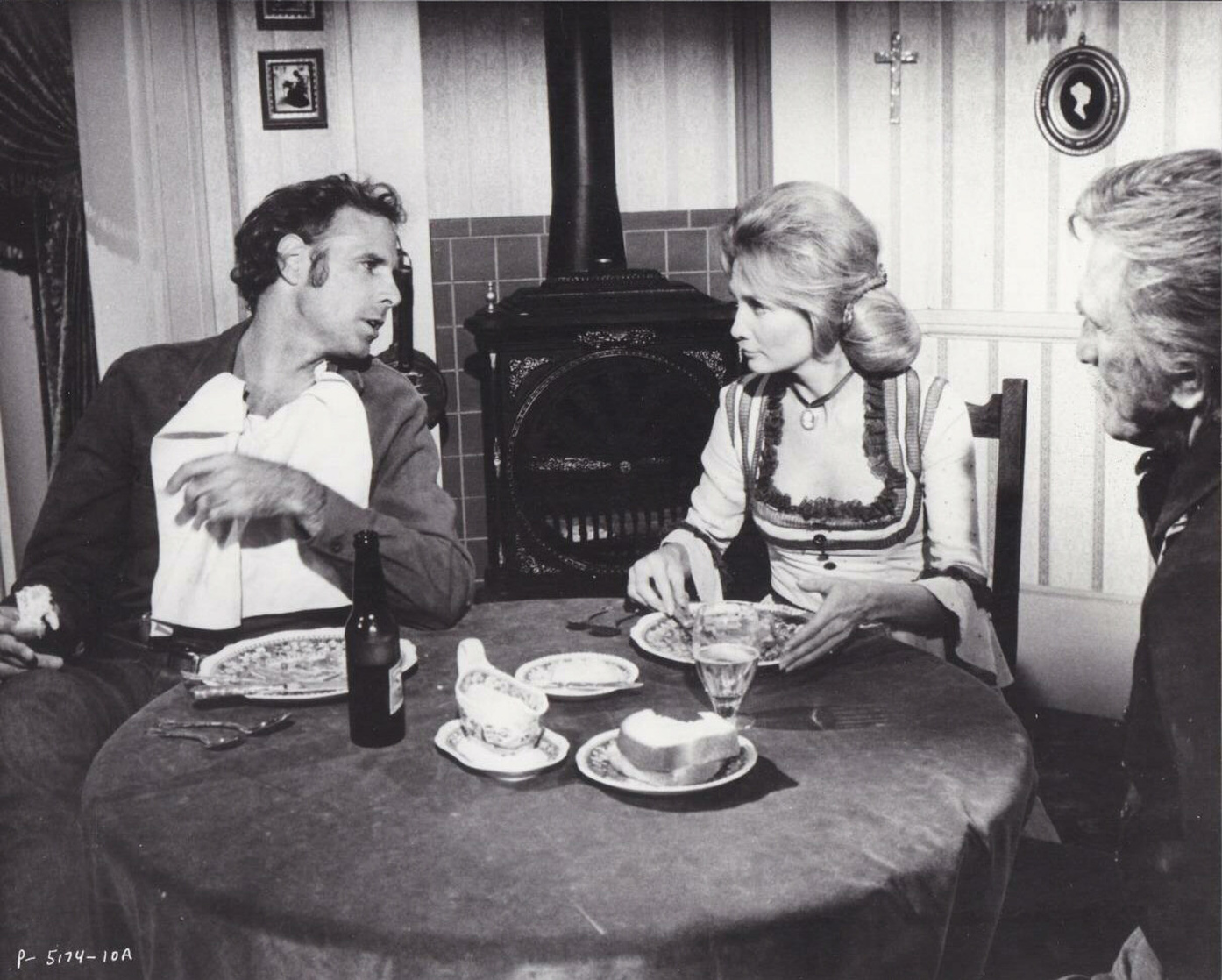 Bruce Dern, Beth Brickell, Kirk Douglas