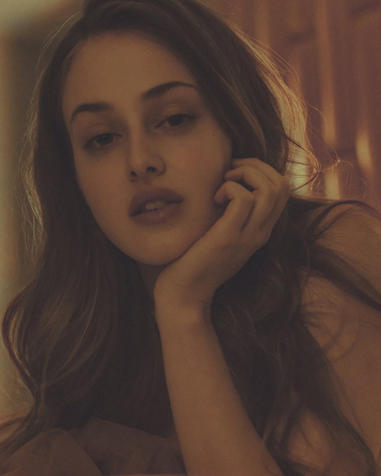 Anna Van Patten image