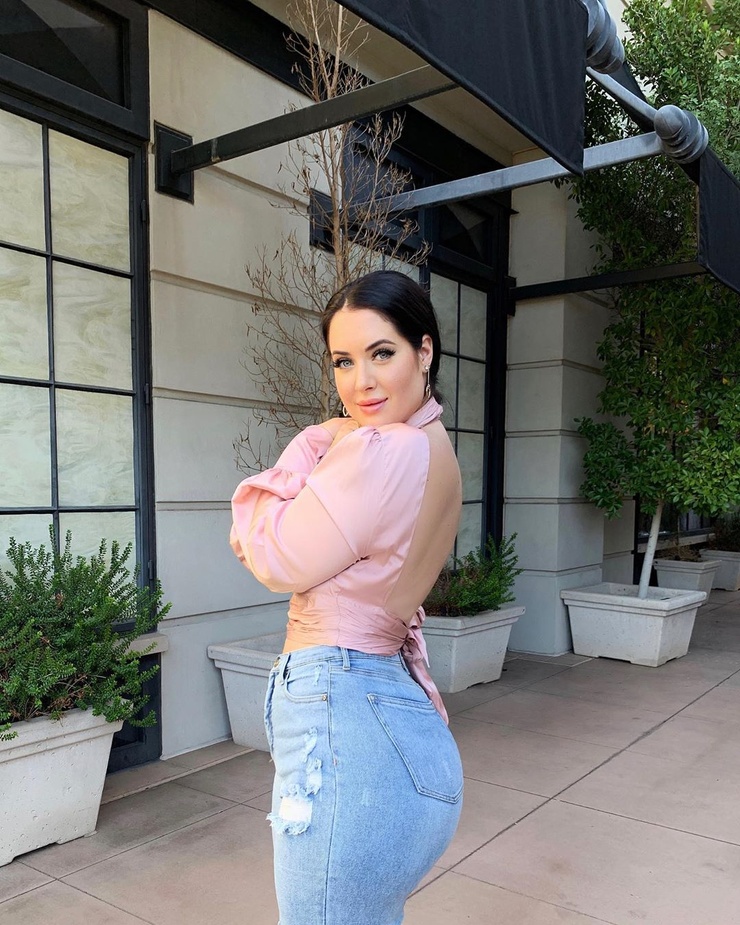 Picture of Holly Luyah