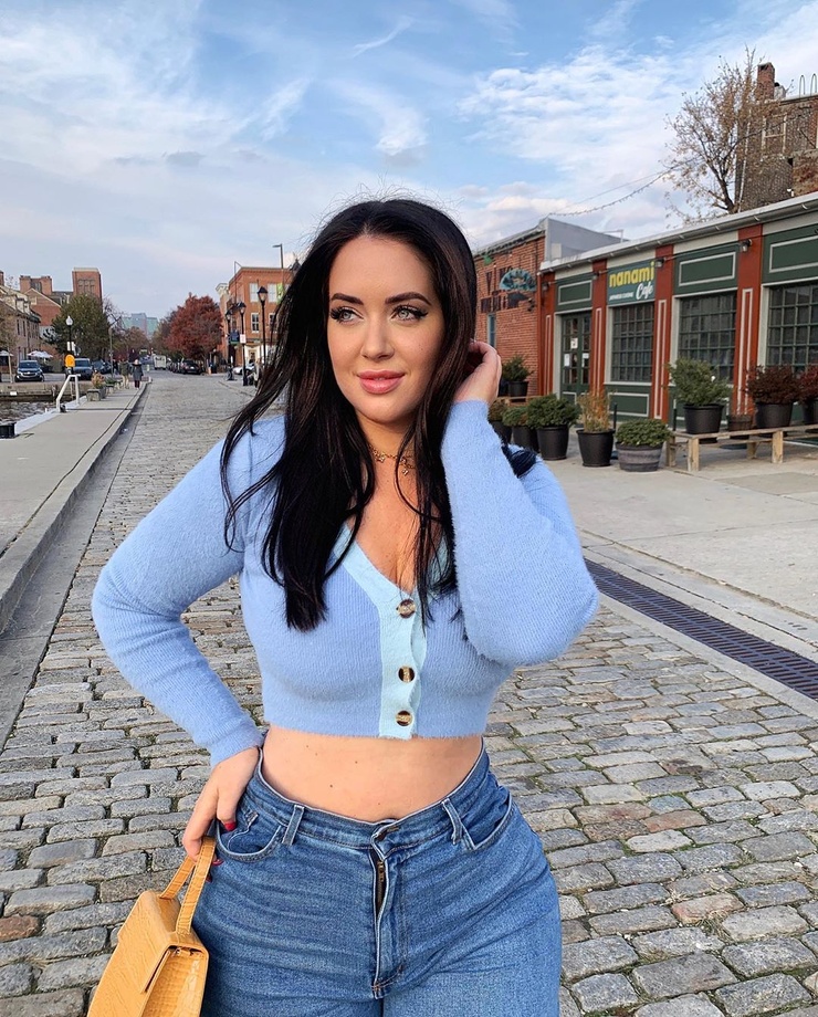 Picture of Holly Luyah