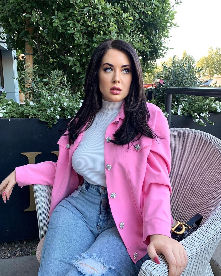 Picture of Holly Luyah