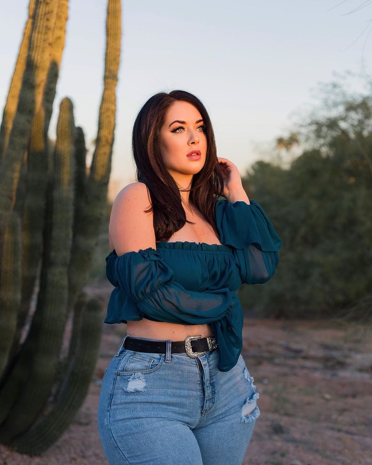 Picture of Holly Luyah