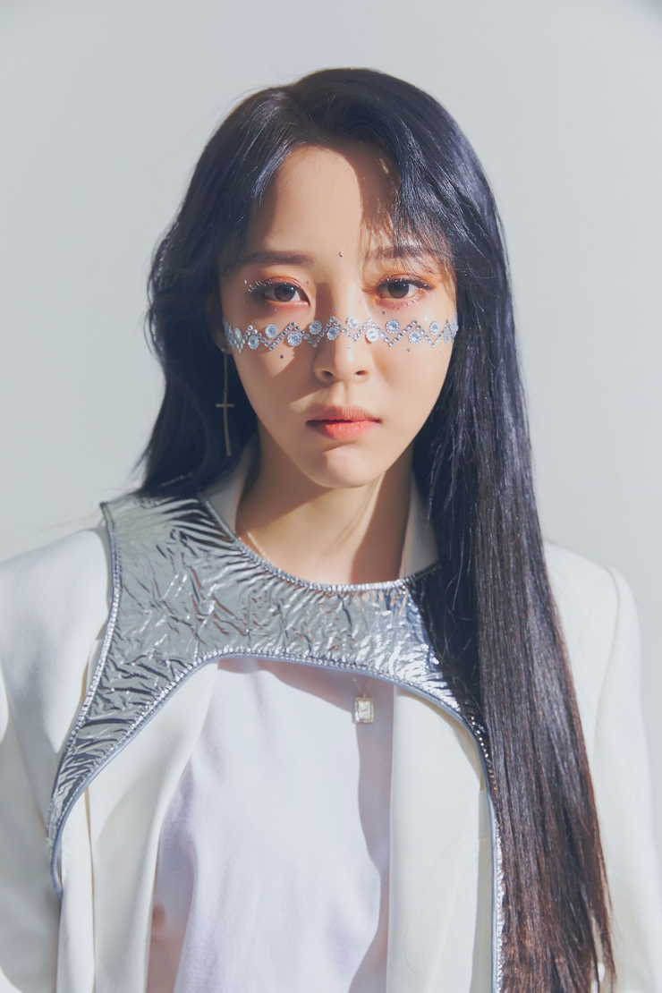Picture of Moon Byul Yi