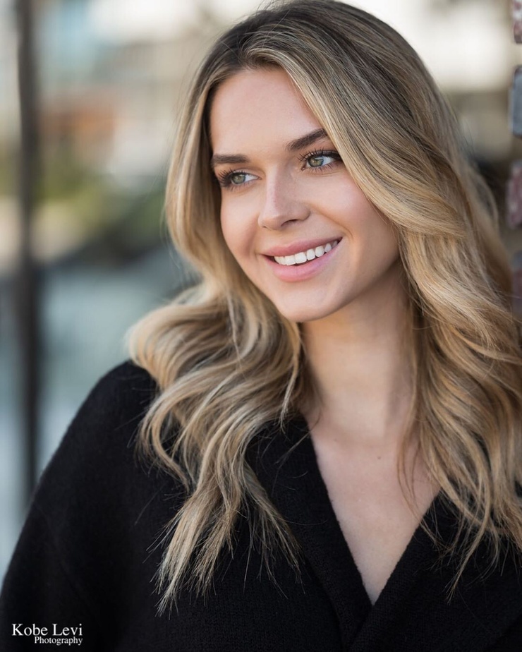 Picture of Ashley Thompson.