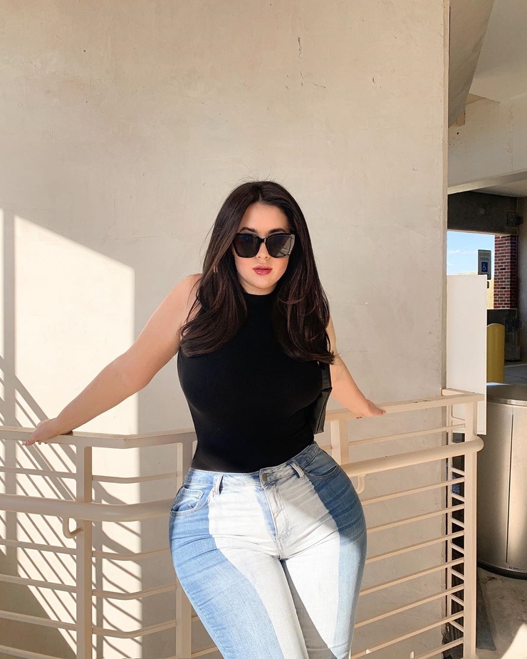 Picture of Holly Luyah