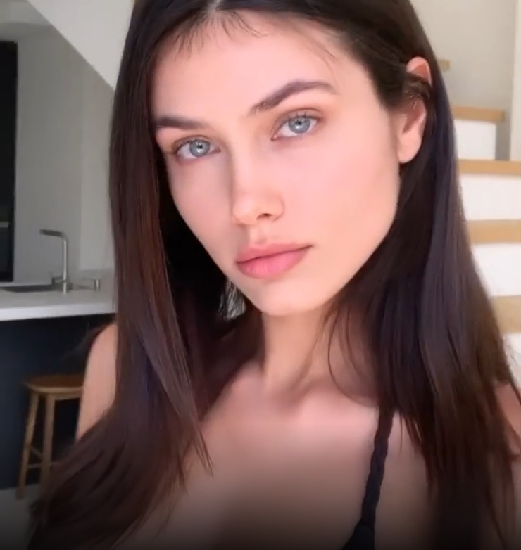 Vika Bronova picture