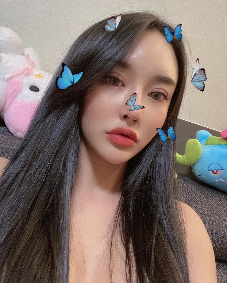 Picture Of Songyuxin Hitomi