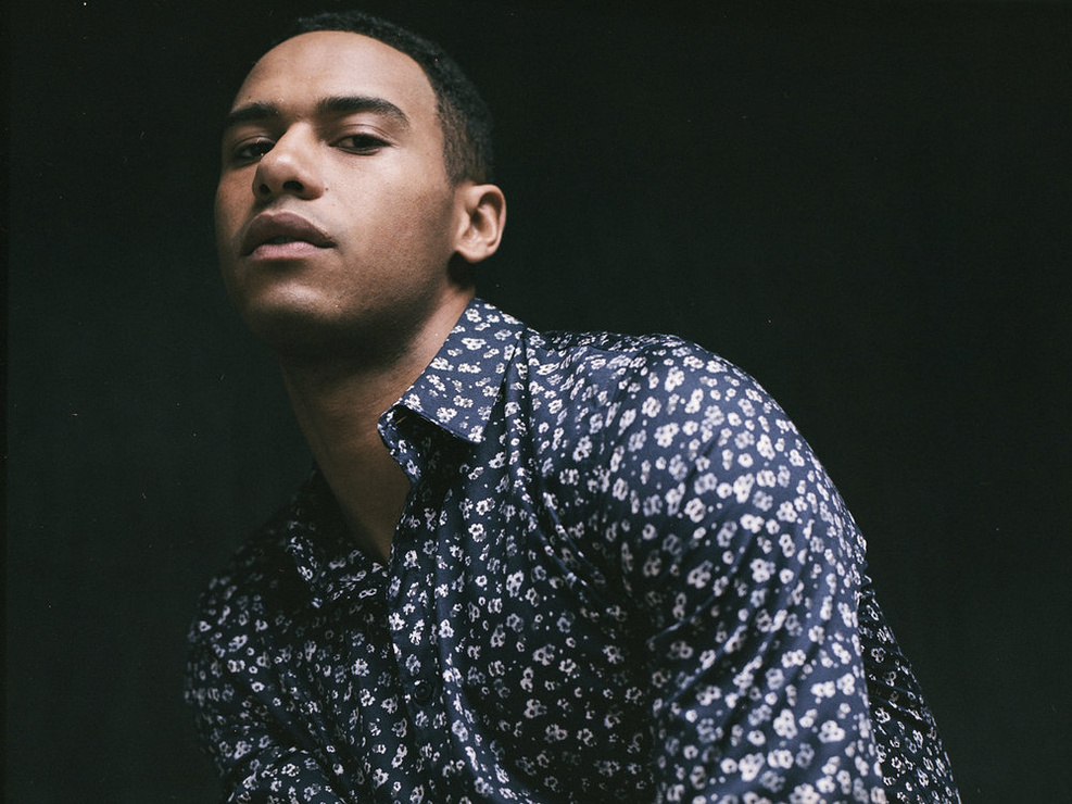 Picture of Elliot Knight