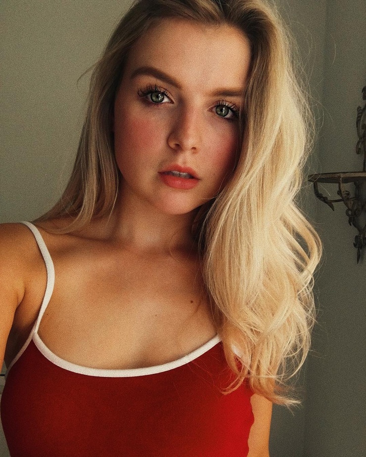 Picture of Anna Grace Barlow