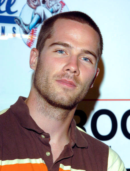 Picture of Luke MacFarlane