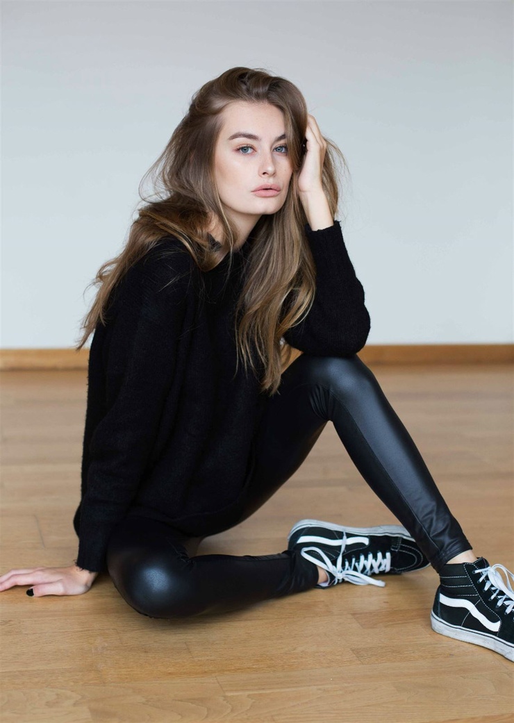 Picture of Amber Boel