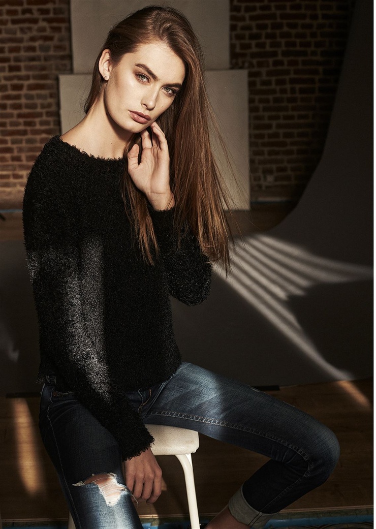 Picture of Amber Boel