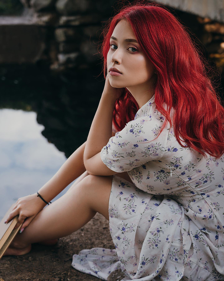 Elizabeth Renard image